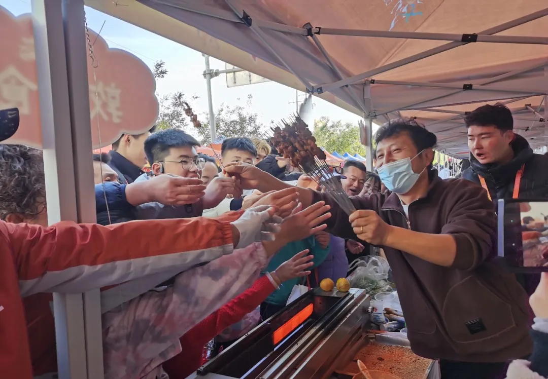 甘肃省商务厅 - 敦煌市商务局：舌尖上的丝路暖意，让奔跑与美味双向奔赴